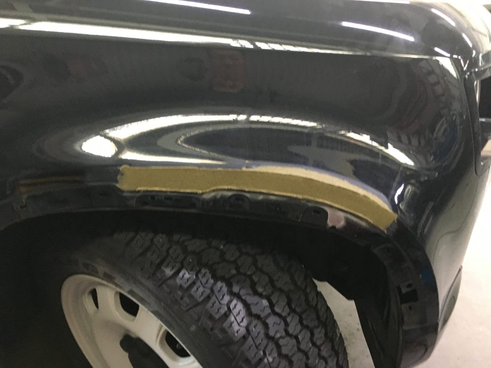 フロントフェンダー、アーチモールを当てられて凹みが出来たランドローバー、ディフェンダーの修理をしました。 | 輸入車修理専門店 S-TECH ...